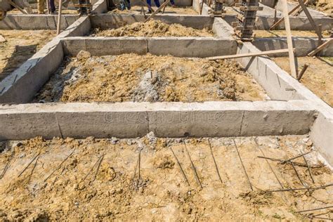 Molde Del Pilar Concreto Para La Construcción De La Casa Imagen De