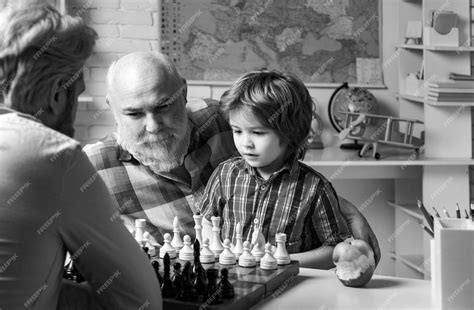 Retrato Abuelo Y Nieto Jugando Ajedrez Relación Familiar Entre Abuelo