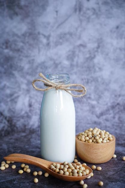 Leche De Soja En Un Vaso Con Soja En Taza De Madera Foto Premium