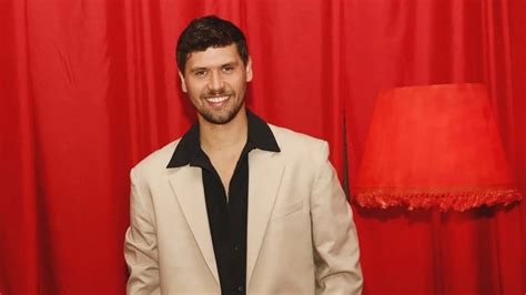 Serhan Onat Kimdir Aslen Nereli Serhan Onat Evlendi Mi Mavi Kadın