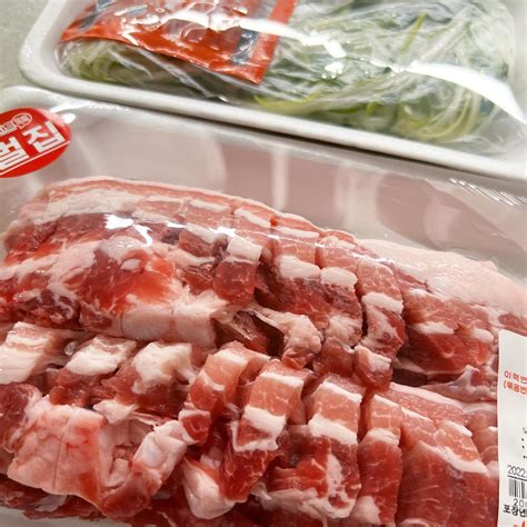 Eunsu Jeon 알바 다 보내고 혼자 커피 뽑다 지쳐 삼겹살 사서 들어왔다 배달 실수도 하고