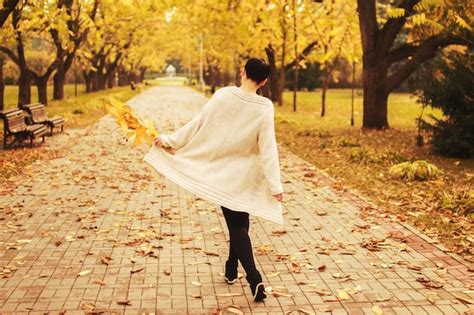 Premium Photo Girl Walking In The Park In Autumn