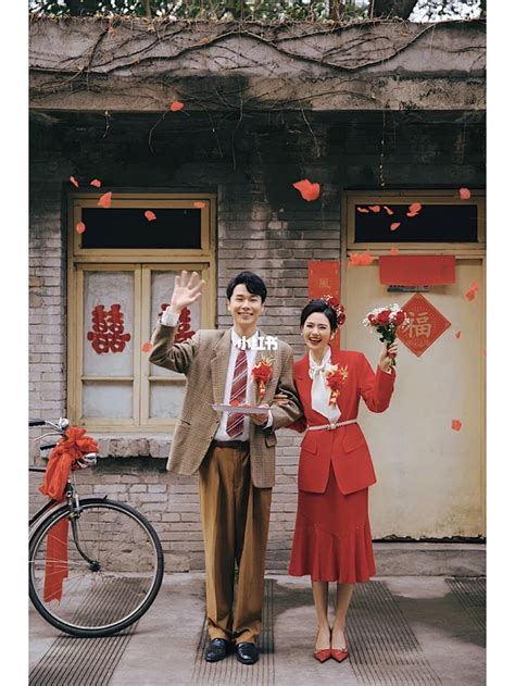 爸妈同款80年代复古婚纱照永远会被真挚爱情打动 仿佛穿越回爸妈那个年代 既浪漫真诚又精致优雅 复刻经典影像，记录真挚的情感 这组80年代