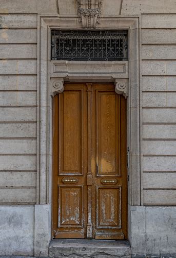 Pintu Lusuh Pintu Masuk Bangunan Tua Di Paris Perancis Pintu Kayu Antik Dan Kisikisi Logam