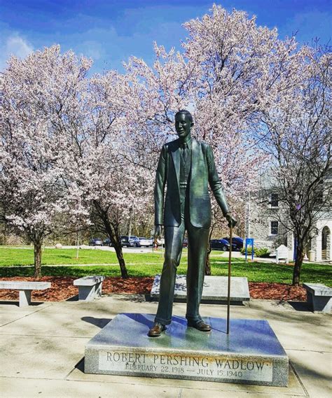 Robert Wadlow Hands Size