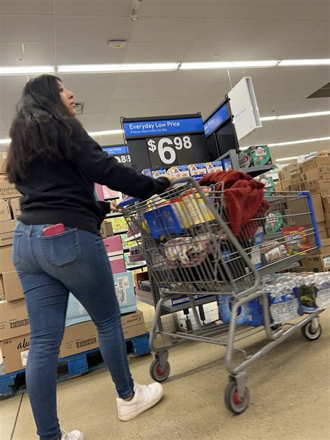 Random Latina Pulling Up Her Jeans At Walmart Tight Jeans Forum