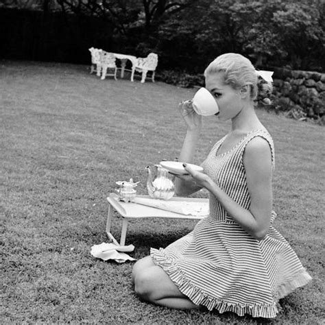 Vikki Dougan Photographed By Nina Leen 1952 Vintage Fashion Vikki