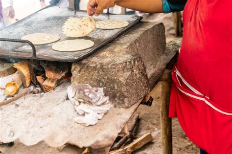Primer Plano De La Mano De Una Mujer Latina Cocinando Tortillas En Una