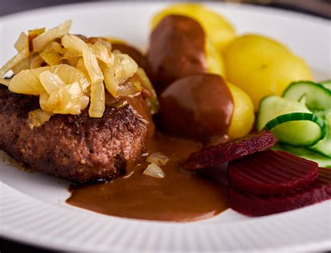 Dansk Hakkebøf Med Bløde Løg Sovs Og Kartofler Happy Days Fuengirola