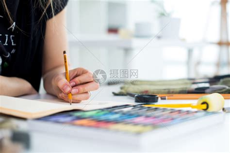 一位女画家使用铅笔在速写本上绘制草稿的特写角度视图艺术家用蜡笔在艺高清图片下载 正版图片504946326 摄图网