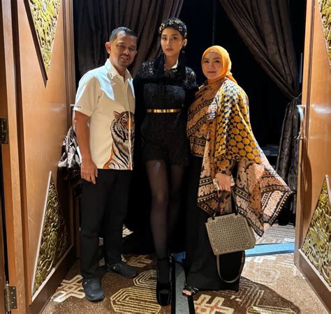 Kenakan Busana Ian Adrian Putri Ramadhani Suci Tri Mukti Jadi Pusat