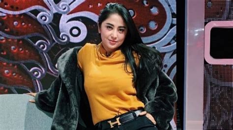 Heboh Tarian Ranjang Dewi Perssik Saat Manggung Netizen Cibir Hal Ini