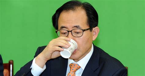 사진 물 마시는 김성곤 위원장