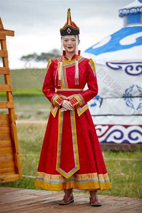 草原上身穿豪华蒙古族服饰的蒙族少女图片 包图网企业站