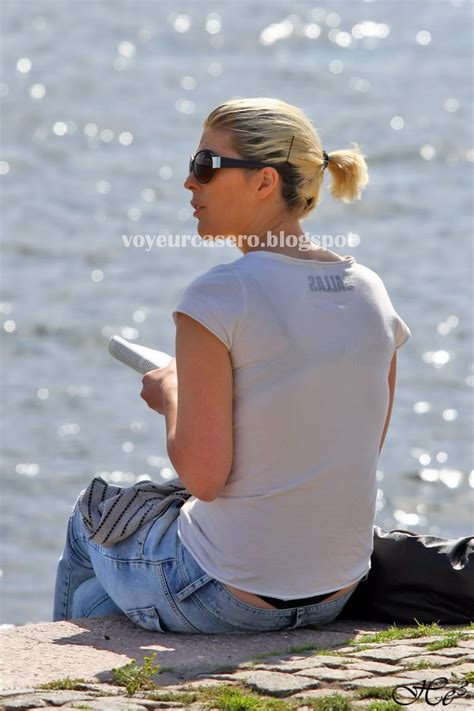 Sexy Rubia Pillada Con La Tanga De Fuera Voyeur En La Calle