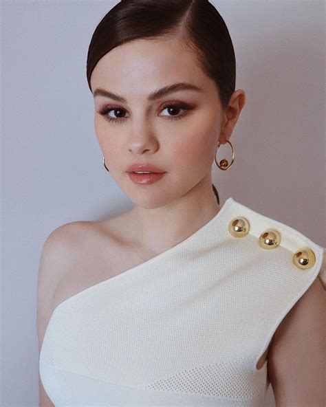 Mariama Barbosa Lana Condor E Selena Gomez Os Melhores Looks De