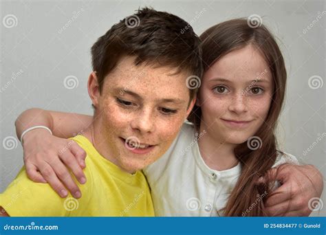 Hermano Y Su Hermana Menor Imagen De Archivo Imagen De Beca 254834477