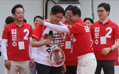 방탄조끼 안 입었다며 상의 올린 김문수 오마이뉴스