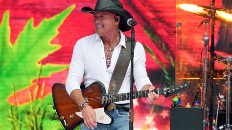 Tim Mcgraw Gets In Some Batting Practice With Reds Elly De La Cruz