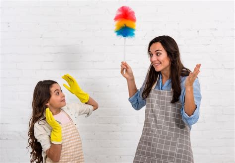 Madre E Hija Se Divierten Limpiando Foto Gratis