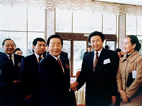 2000年5月，与印度前总统那拉亚南亲切握手