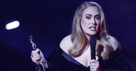 Adele Waarschuwt Fans Ik Vermoord Je Als Je Iets Op Podium Gooit