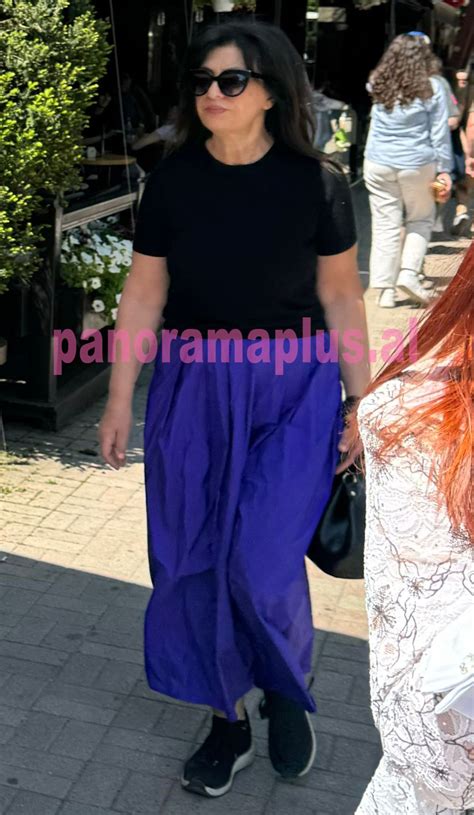 Fotot Nga Paparazzi Gjyshe Trendy Si Jozefina Topalli Veshje Sport