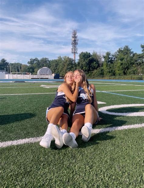 Pin By Shishana R On Photography Poses Cheer Picture Poses Cute Cheer Pictures Cheer Photography