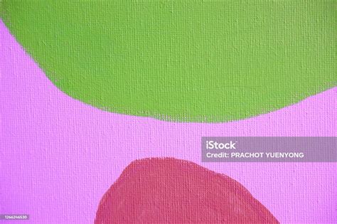 캔버스의 추상적이고 중립적인 토스톤 아크릴 텍스처 녹색 핑크 파스텔 색상 배경 기하학 모양 손으로 그린 순수 미술 실제 작품에서 가져온 것입니다 미드센추리 스타일에 대한