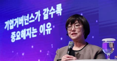 포토 여성리더십 세션 발제하는 이지윤 고문