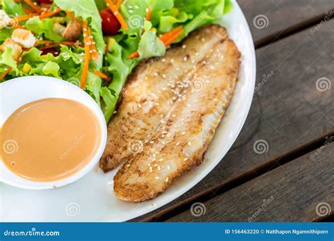 Ensalada Con Filete De Pescado Frito Foto De Archivo Imagen De Comida