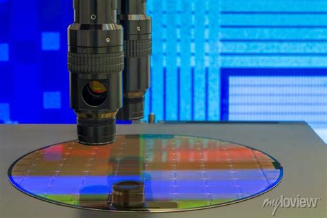 Silicon Wafer With Semiconductor Microchip On Machine Process Cartazes Para A Parede Posters