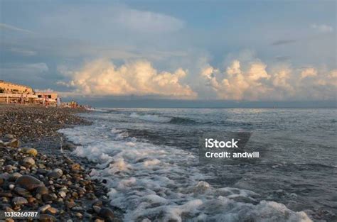 Awan Saat Matahari Terbenam Dan Berselancar Di Pantai Di Loo Rusia Foto Stok Unduh Gambar