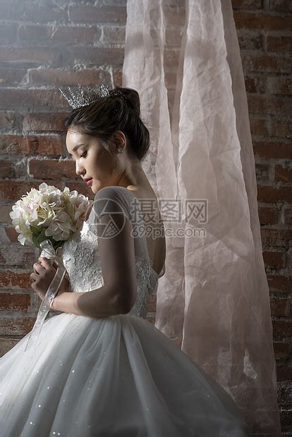 头戴皇冠手捧鲜花的新娘高清图片下载 正版图片502309251 摄图网