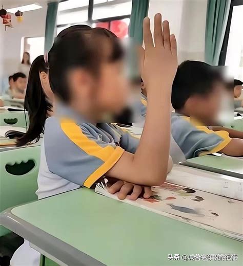 河南，一名学生上课突然举手，老师以为他要回答问题，谁知，孩子却红着脸说：“老师，我想出去一下。” 话音刚落，周围同学便传来一阵低低的笑声，老师