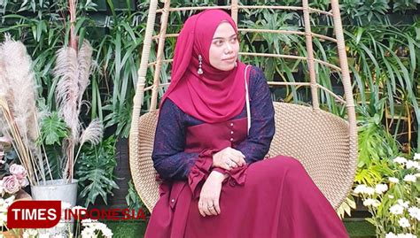 Yusrina Zaharani Santri Dan Usaha Butik Times Indonesia