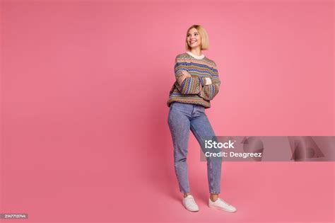 전체 길이 사진 좋은 여자 옷을 입은 프린트 스웨터 데님 바지 손 교차 보기 판매 빈 공간 고립 된 핑크 색상 배경 25 29세에 대한 스톡 사진 및 기타 이미지 Istock