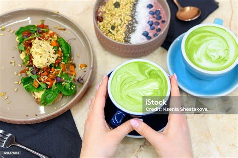 생 음식의 스무디 그릇 후무스와 구운 야채와 토스트 테이블에 녹차의 말차 라떼 컵과 마실 준비가 여자 개념에 대한 스톡 사진 및 기타 이미지 Istock