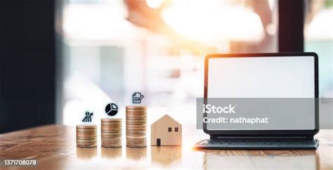 부동산 투자 개념 나무 테이블에 새로운 주택 빈 화면 태블릿 집 모델 및 동전의 스택을 구입하기위한 돈을 절약 0명에 대한 스톡 사진 및 기타 이미지 Istock