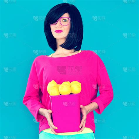 一个拿着柠檬的女孩的明亮肖像