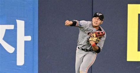 사진 장진혁 포구실책 후 뒤늦은 송구