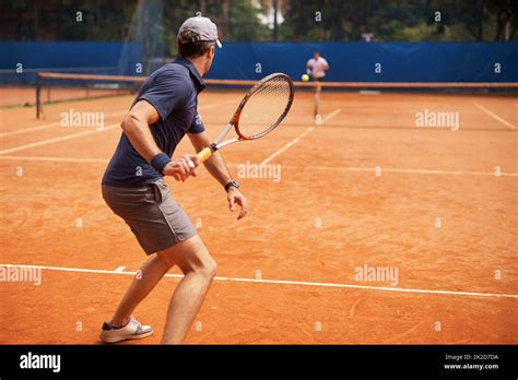 Ihre Freunde und großen Rivalen auf dem Platz Zwei männliche Tennisspieler auf dem Platz