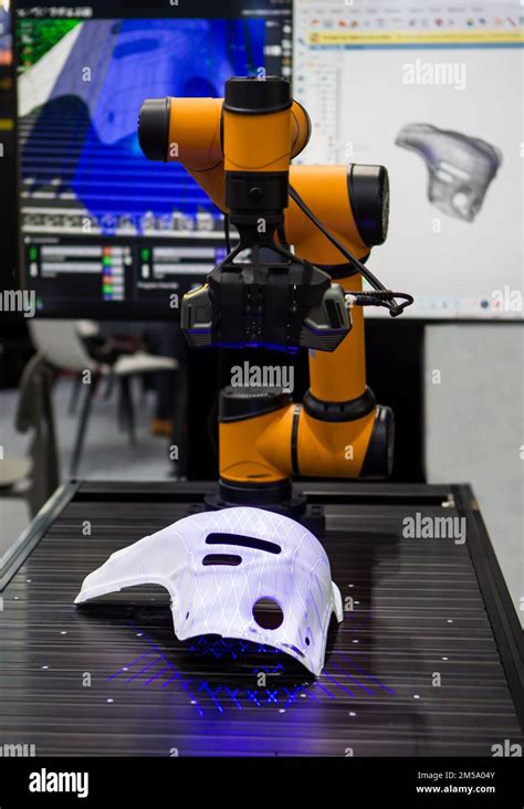 automated 3d measurement robot perform 3d scan on workpiece