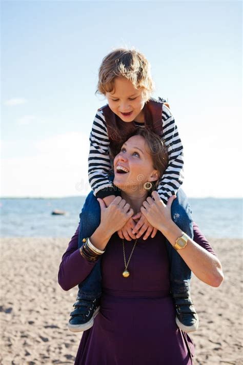 Madre E Hijo En La Playa Foto De Archivo Imagen De Hijo 27233204