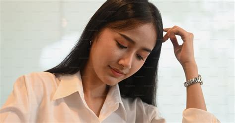 스타일러스 펜을 사용하는 젊은 여성은 최소한의 사무실에서 디지털 태블릿으로 프로젝트를 계획하고 있습니다 사진 Unsplash의 온라인 데이트 이미지