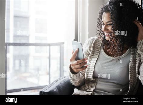 Naviguer Sur Mon Téléphone Portable Comme Un Patron Une Jeune Femme
