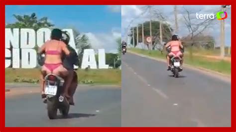 Mulher é Flagrada Apenas Com Roupas íntimas Em Garupa De Moto Em Goiás