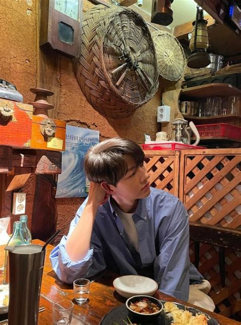 송중기는 지금 열애중 ️ 상대는 영국인 여성 하퍼스 바자 코리아