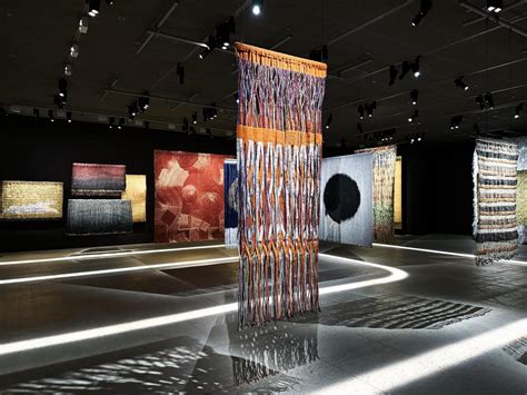 Olga De Amaral Exhibe Su Fiber Art En La Fundación Cartier