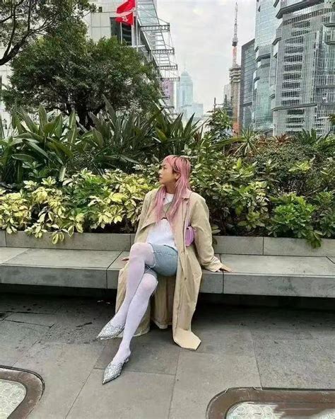 陈奕迅48岁老婆晒自拍，打扮新潮，网友：精神指定有毛病徐濠萦eason吐槽